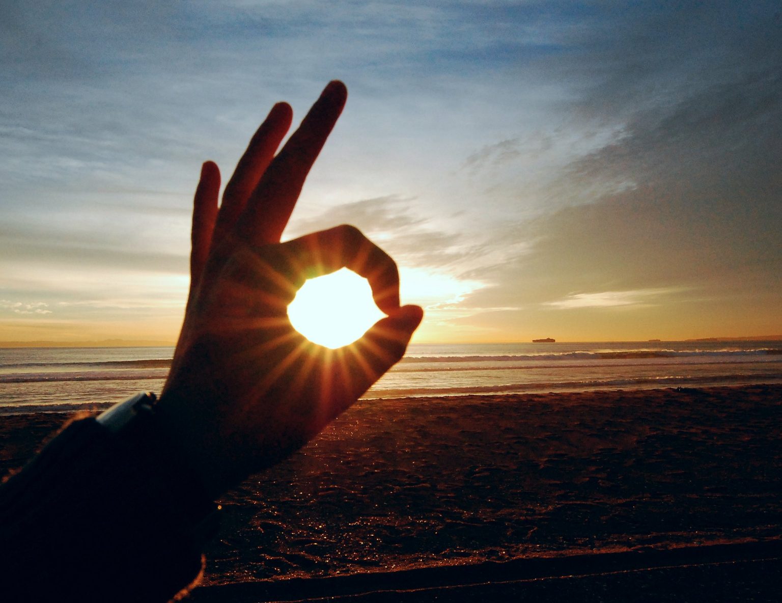 Lens flare: what is it and how to avoid it - Photeeq